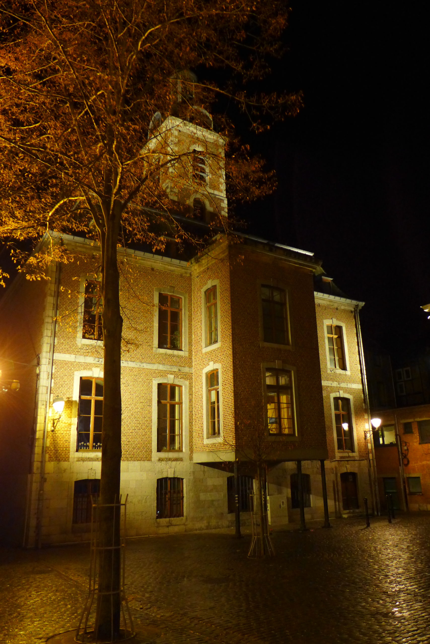 Grand-Place et Hôtel de Ville, Huy – Radiance 35